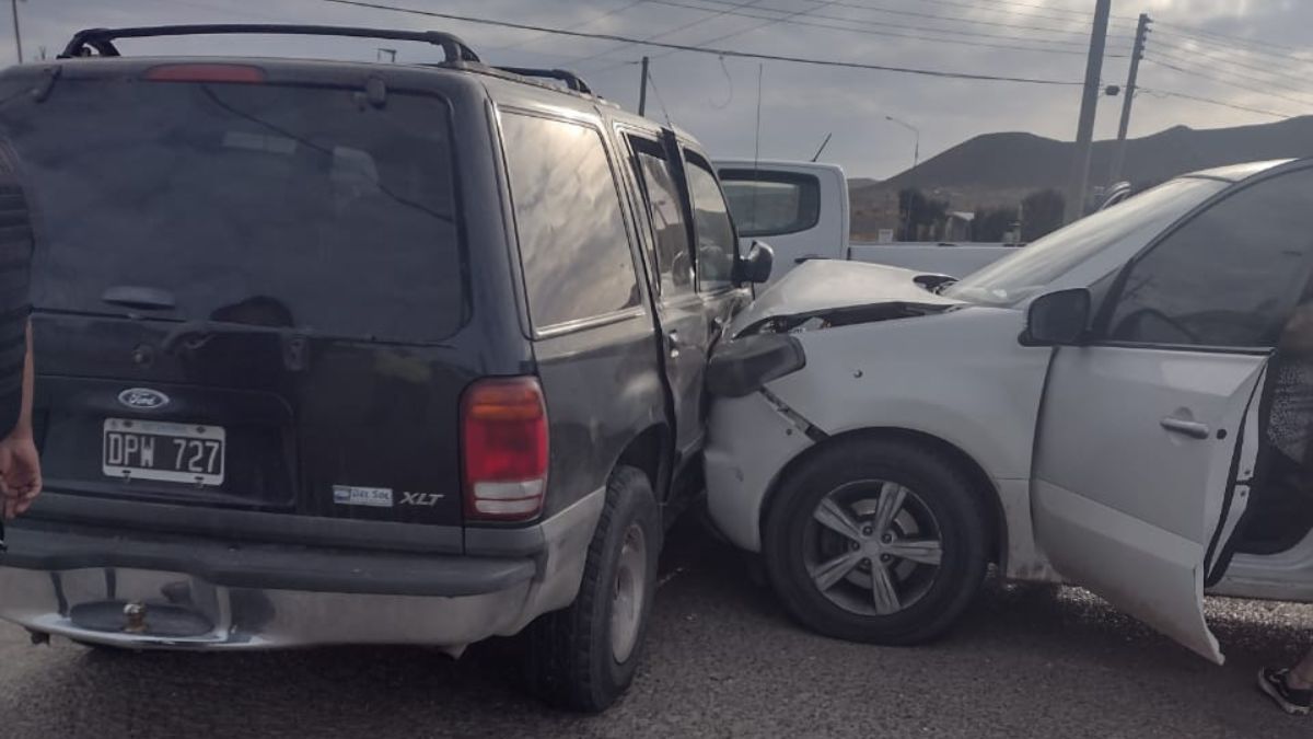 Dos conductoras infractoras chocan en Ciudadela