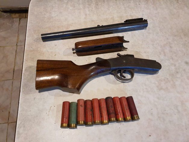Secuestran una escopeta recortada y municiones