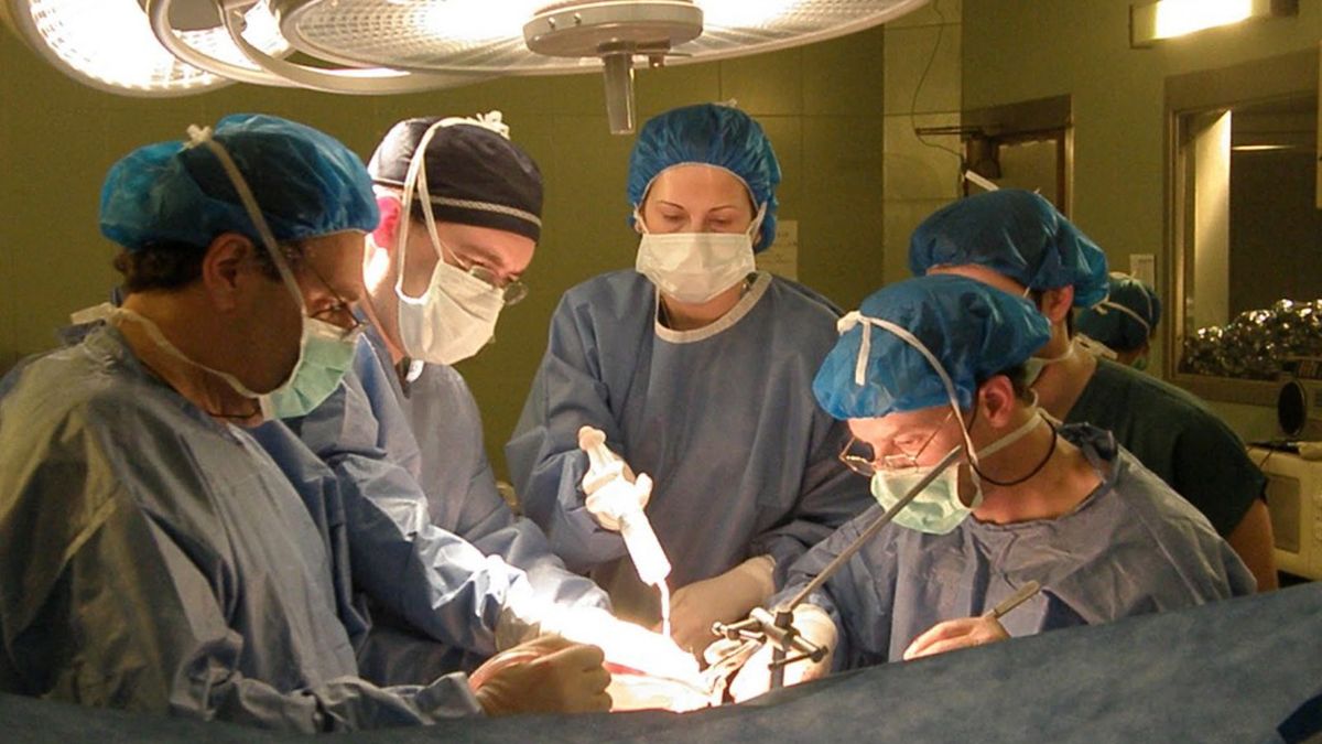 Le trasplantaron hígado hecho con partes de los de sus hijas
