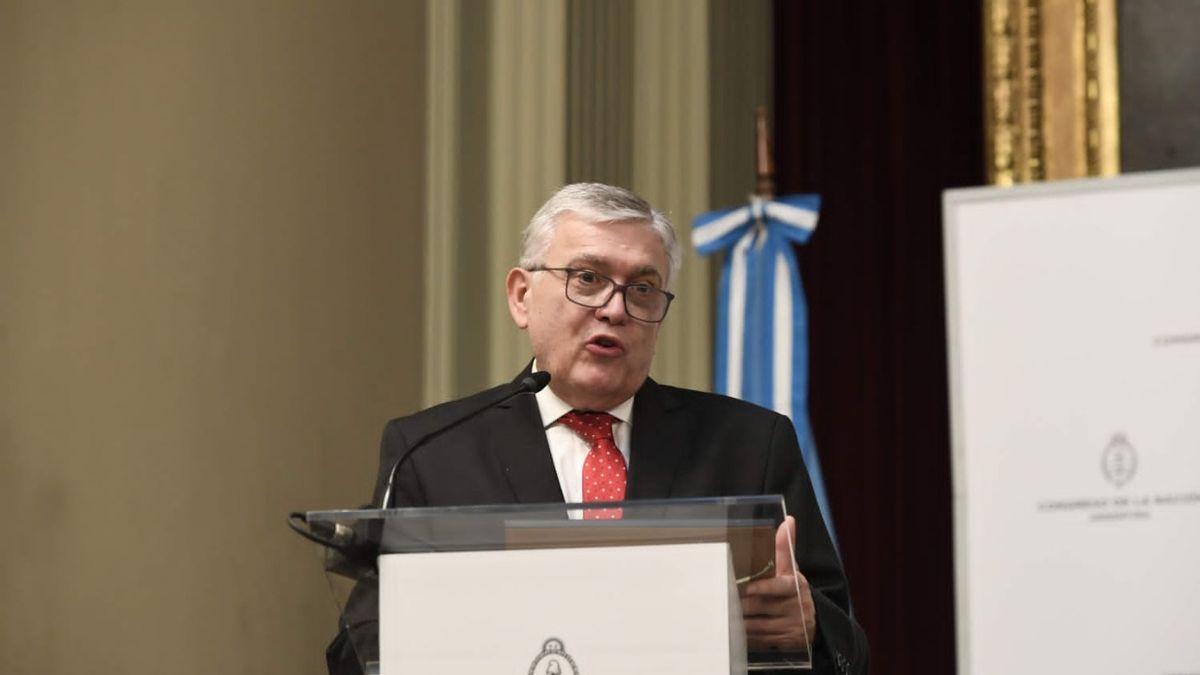 Distinguen a Mario Pais por su labor legislativa