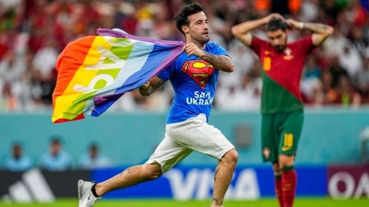 Qué pasó con el hincha que invadió con la bandera LGBT