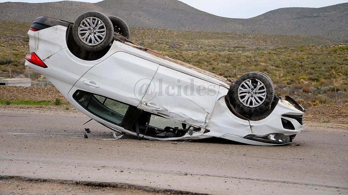 Volcó auto en cruce de carriles de Ruta 3