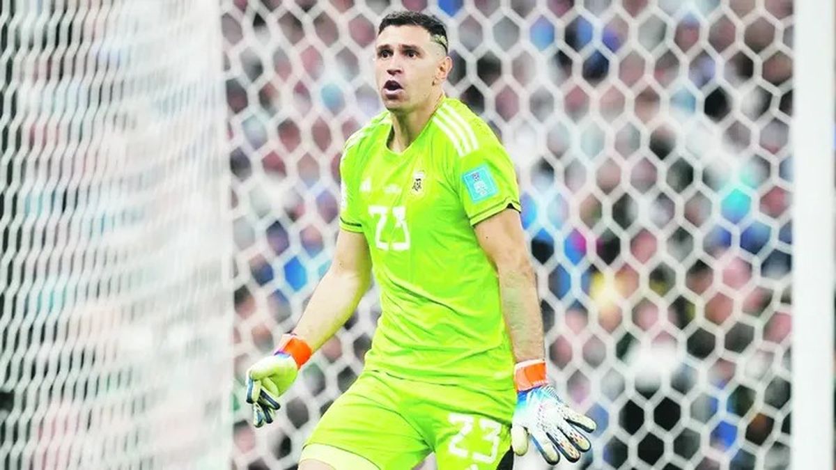 El DT de su equipo hablará con Dibu por sus celebraciones