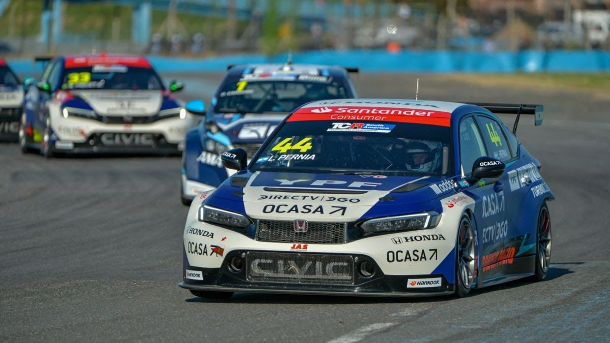 Leonel Pernía y Fabricio Pezzini ganaron en el TCR South America