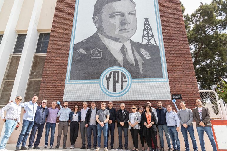 Inauguran un mural en homenaje a Mosconi