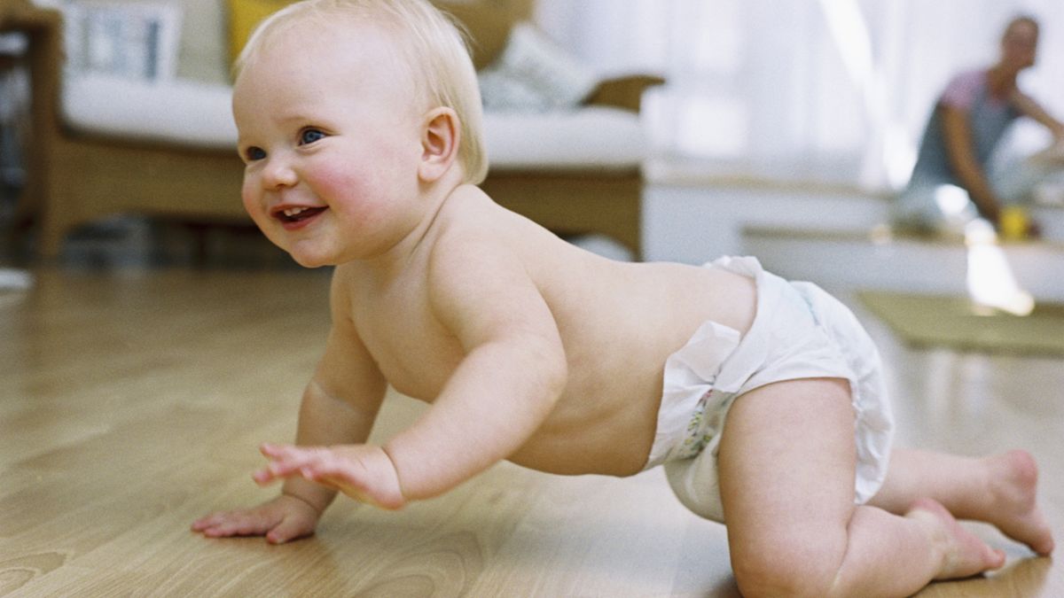Gatear estimula el aprendizaje y el equilibrio del bebé