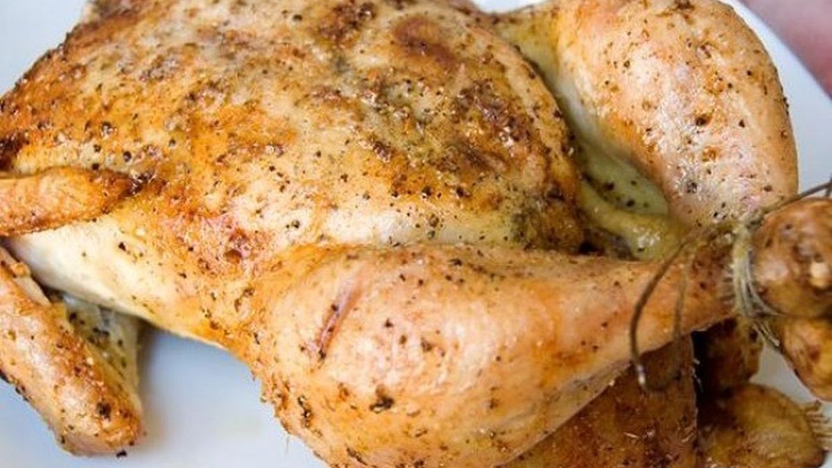 Le llevó pollo relleno con droga a la comisaría