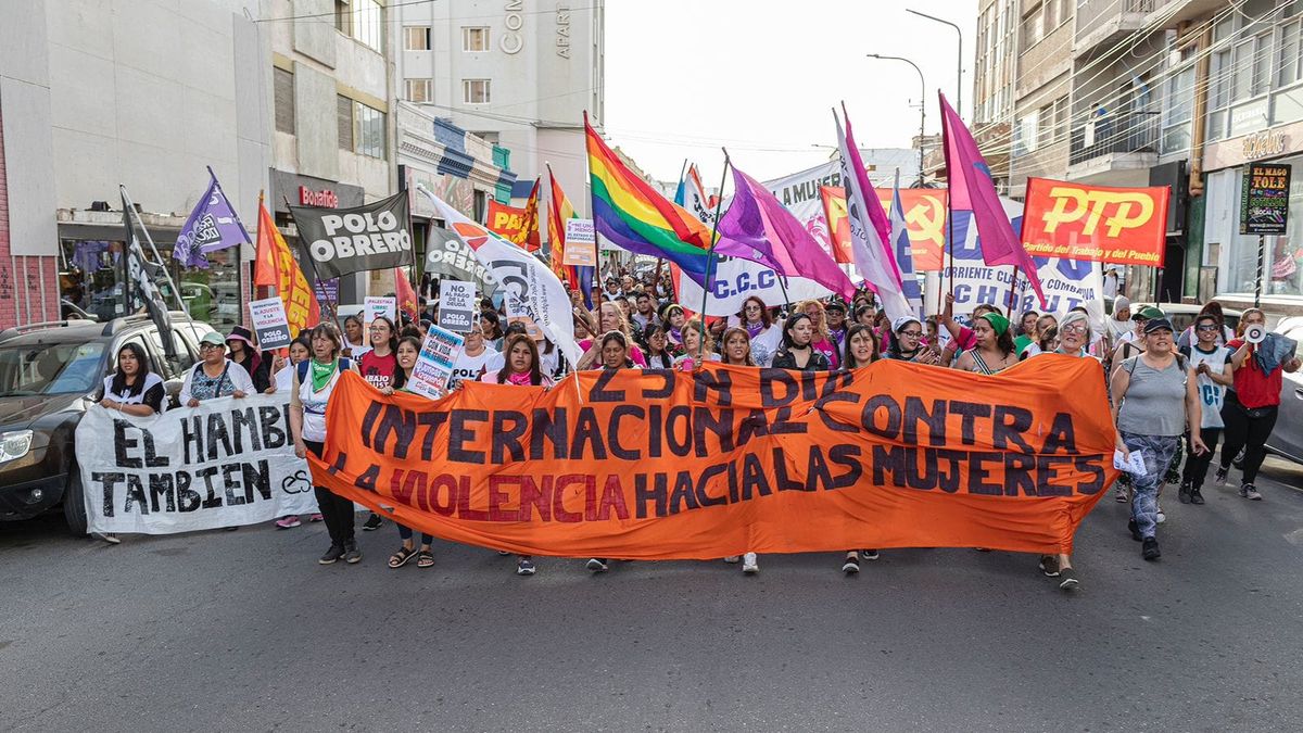 Comodoro conmemoró el 25N con una marcha