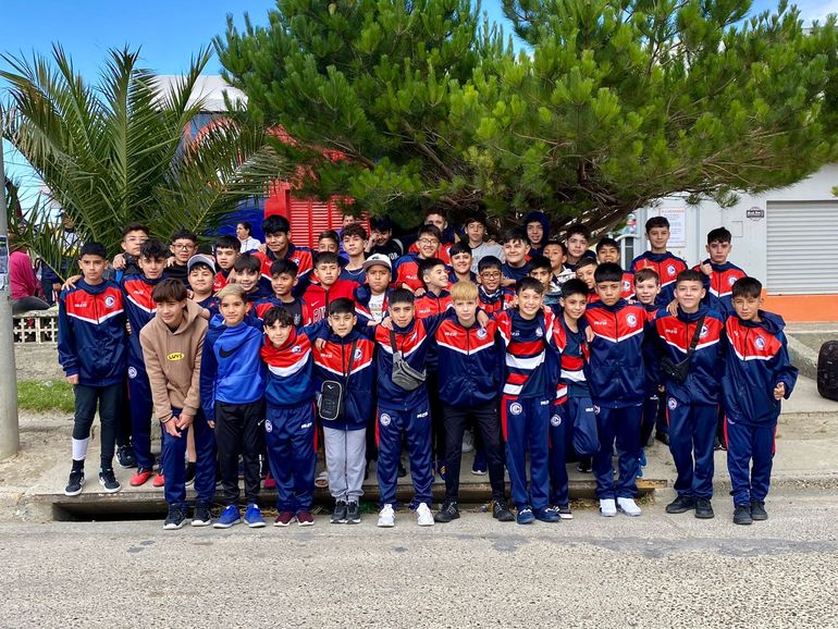 USMA viajó a Córdoba con 90 jugadores de sus formativas