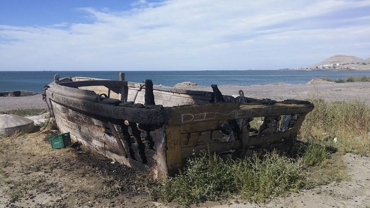 Quemaron el centenario lanchón de Kilómetro 5