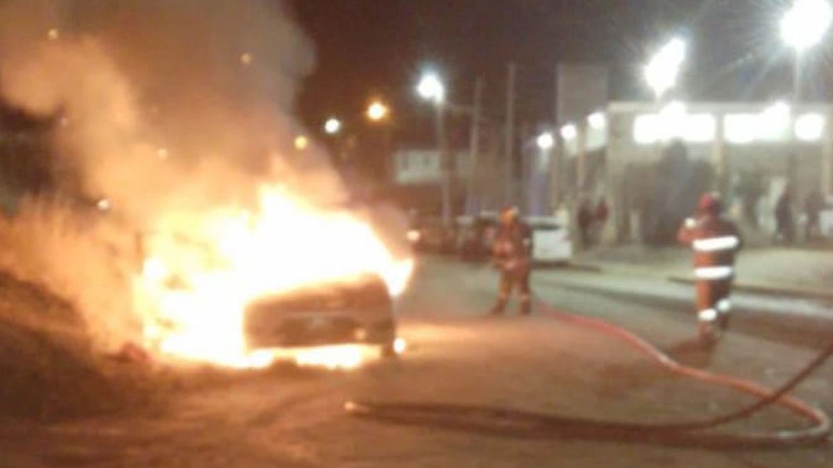 Un Ford Focus se incendió en zona sur