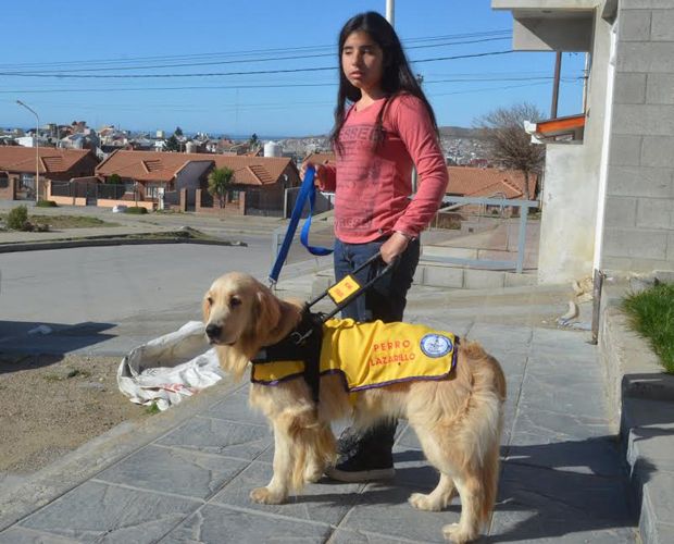 Ximena ya camina junto a su perro lazarillo por las calles de Caleta