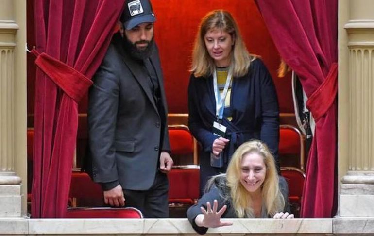 ¿Quién es el enigmático de barba y gorra que sigue a Milei a sol y sombra?