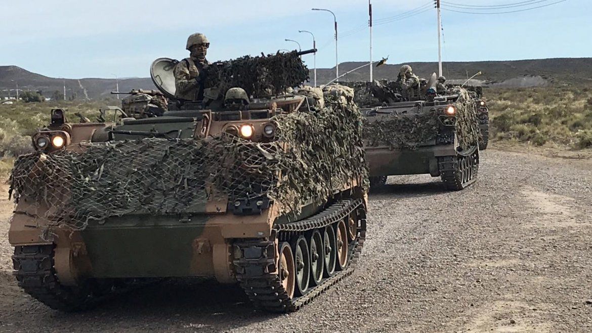 Tanques de combate del Ejército cruzan la ciudad