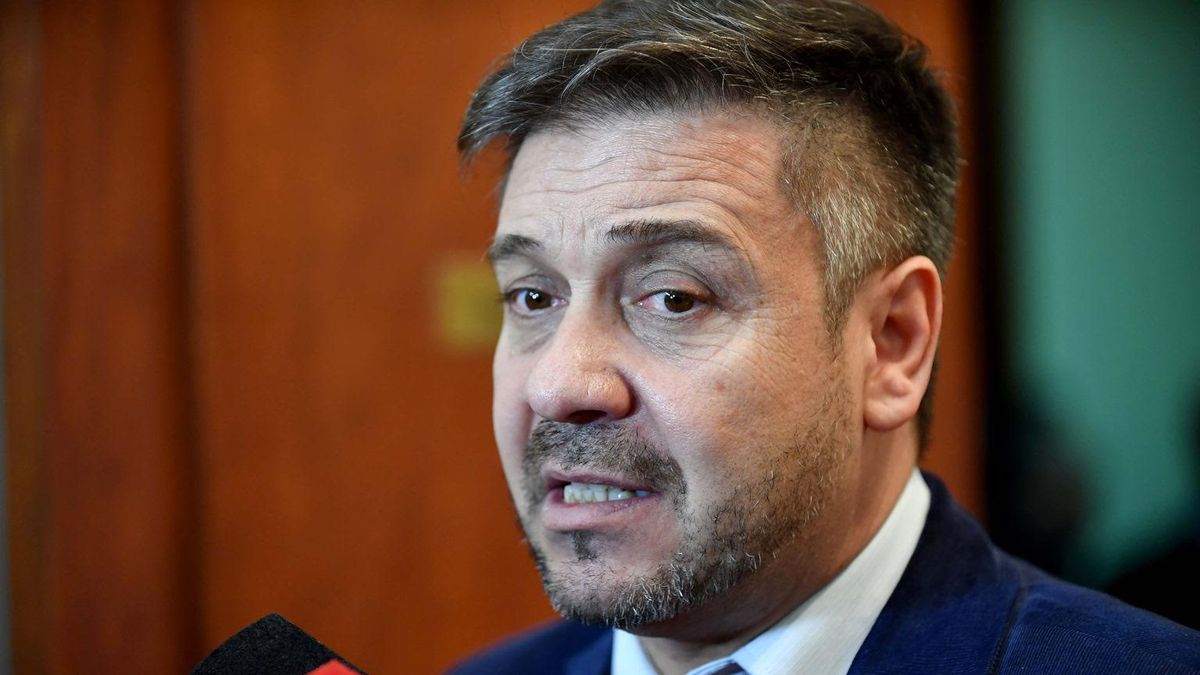 Con su sueldo de funcionario, Barbato se construyó una mansión y compró ...