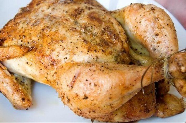 Le llevó pollo relleno con droga a la comisaría