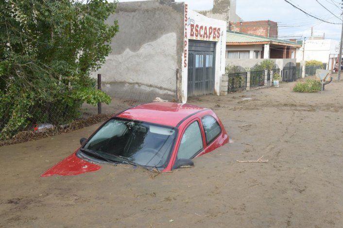 Autos tapados por el barro en toda la ciudad