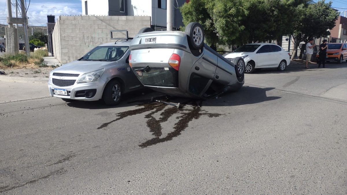 Volcó y chocó dos autos estacionados