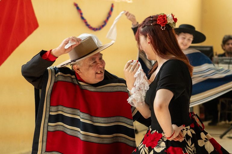 Más de 50 adultos mayores celebraron la Independencia de Chile