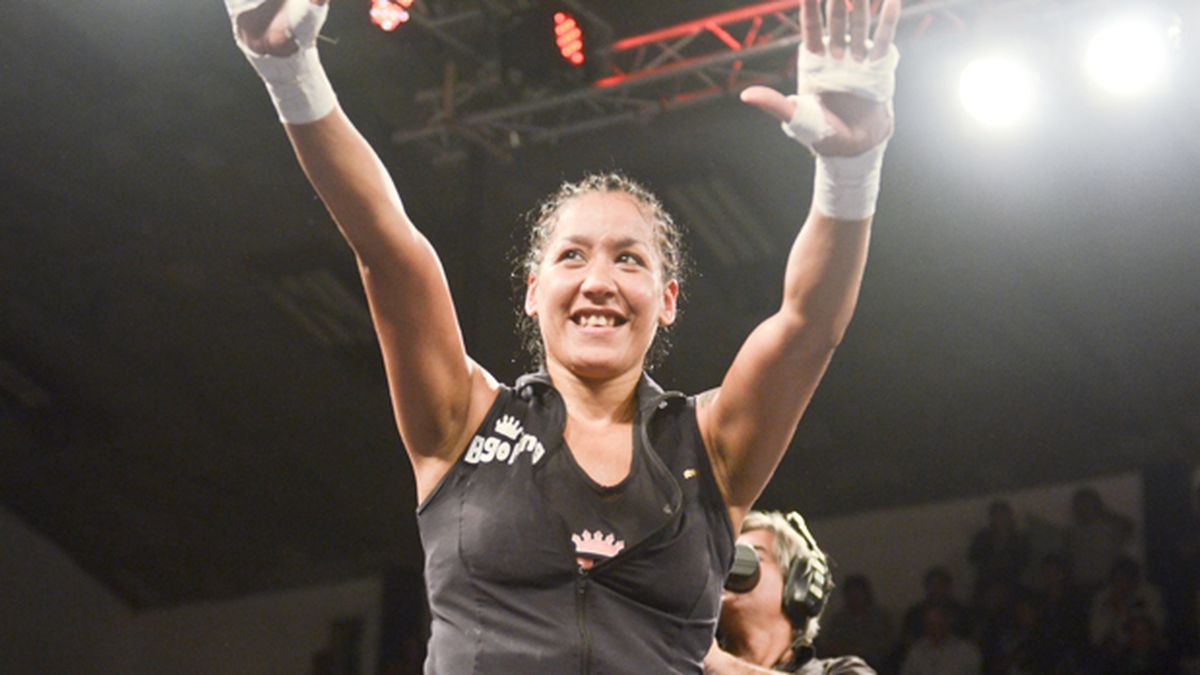 La “Pantera” Erica Farías noqueó a Liliana Palmera y retuvo la corona