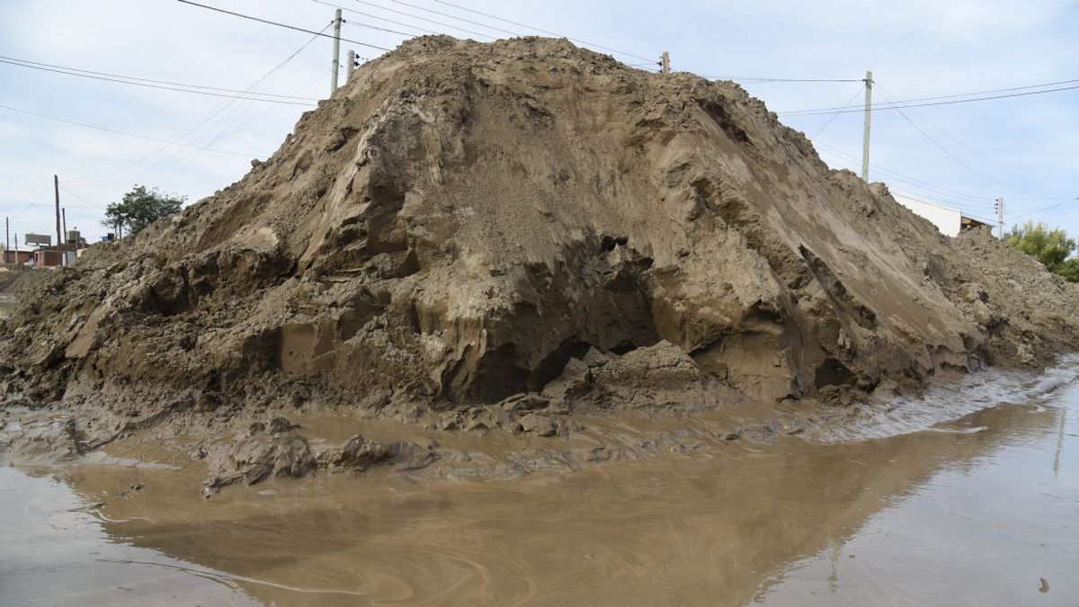 Después del reclamo de los vecinos, depositarán el lodo en el basural