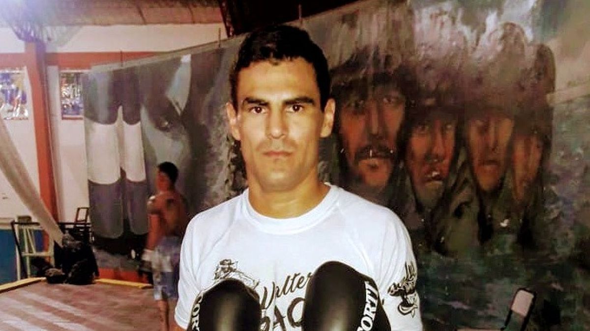 El boxeador que se sostiene con changas