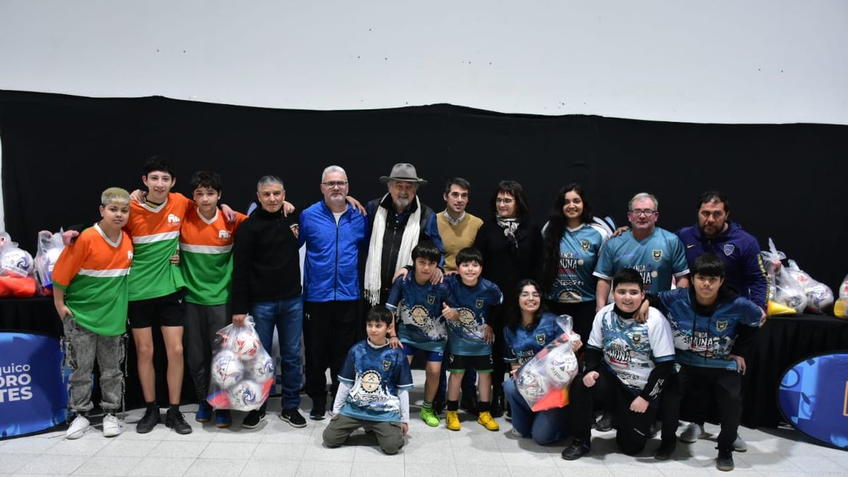 El fútbol barrial recibió material deportivo