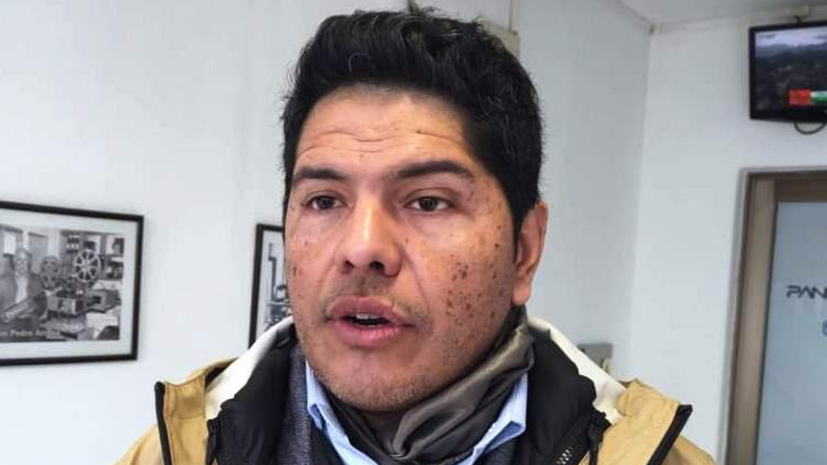 Ayala usa sus conocimientos para quitar derechos