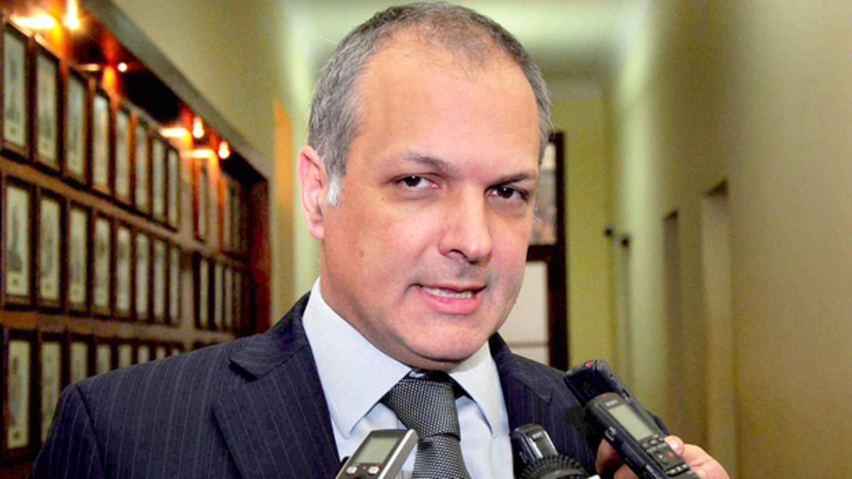 Buzzi le presenta a Cristina la planta de Exal Group