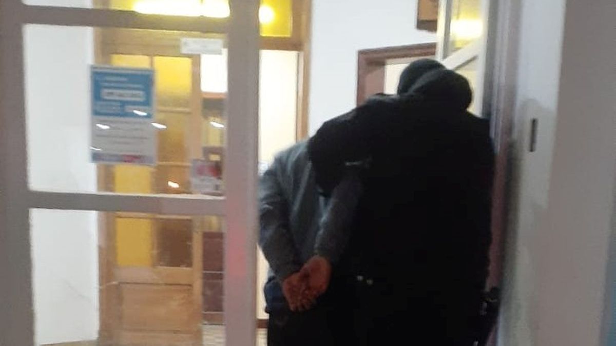 Fue a robar y amenazó con una réplica de arma a un policía