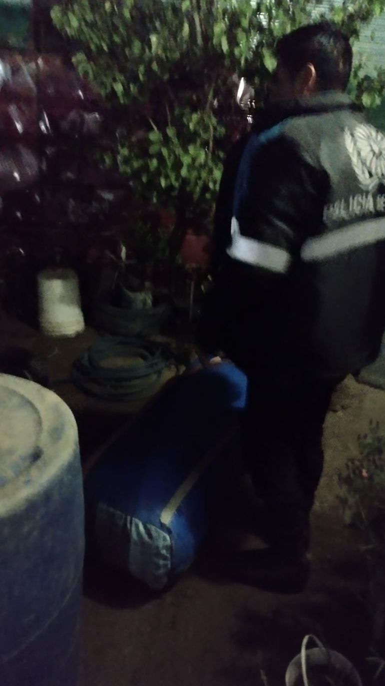 Escaló un paredón de más de 2 metros para robar un bolsón de ropa