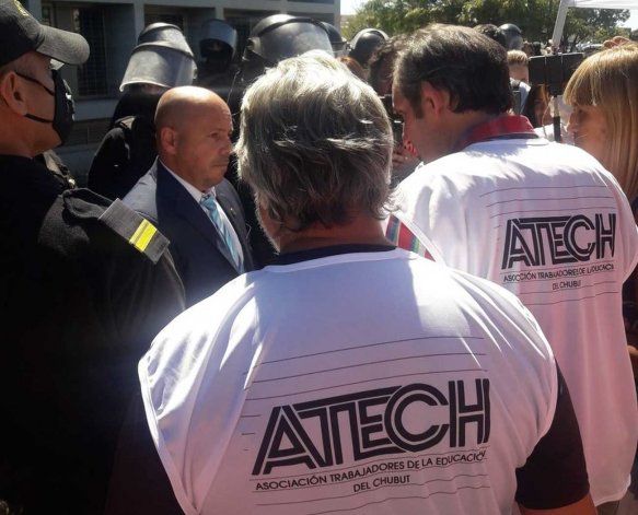 Docentes acusan a Sastre de no atender el teléfono