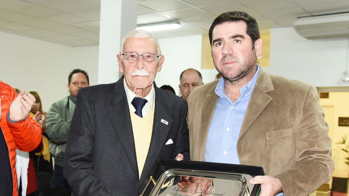 Eduardo Bernal fue reconocido en el Concejo por su extensa trayectoria