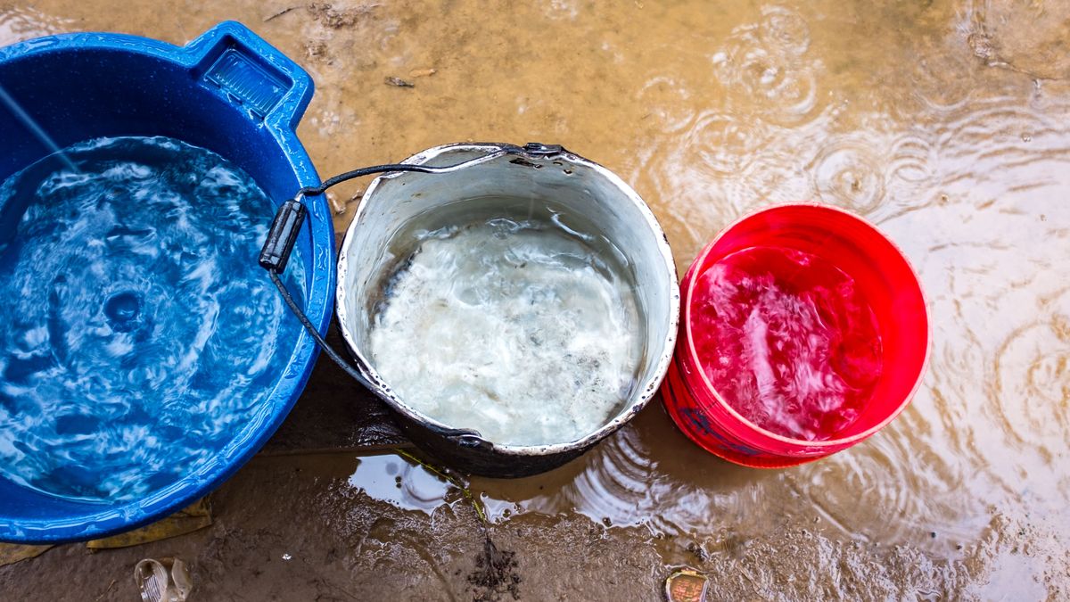 A llenar los baldes: se extendió el corte de agua