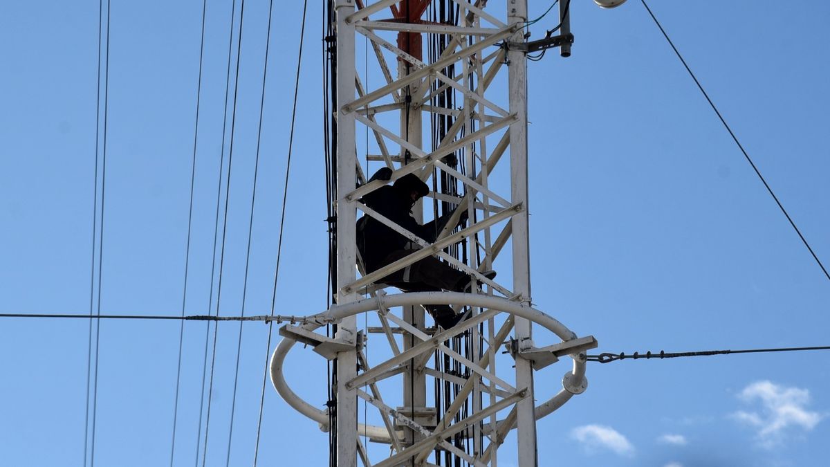 Desocupado se trepó a una antena de la municipalidad