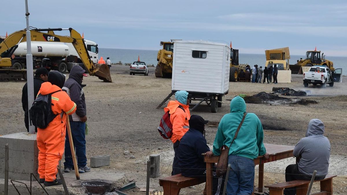 Obreros de CPC instrumentaron una simbólica venta de máquinas viales