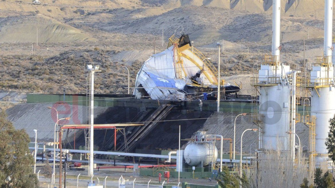 Se desplomó un tanque y se derramaron 2 mil metros cúbicos de crudo y agua