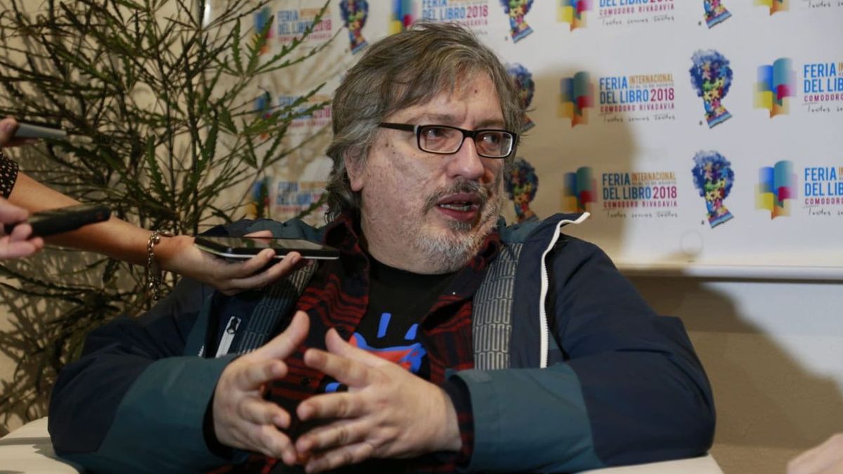 Sergio Olguin presentó sus libros en el Ceptur