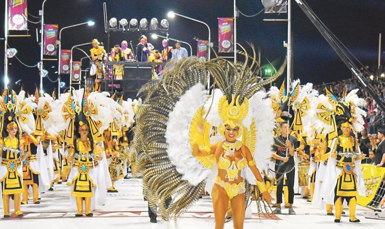 Cuando el sol se oculta, Entre Ríos se viste de carnaval