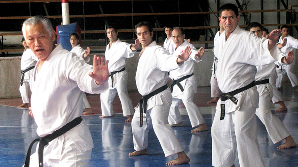 El maestro Mitsuo Inoue visita la escuela de Karate Do Shotokan