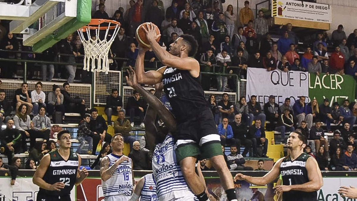 Dwight Lewis sufrió solo un fuerte golpe en la cabeza