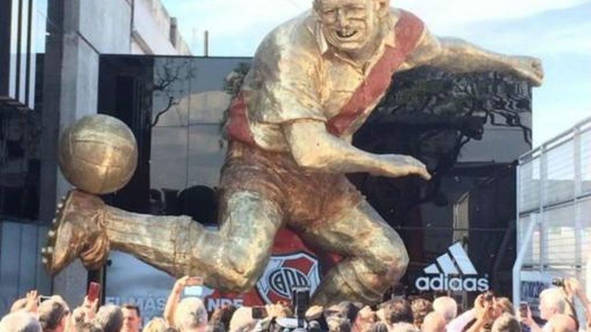River inauguró la estatua de Ángel Labruna