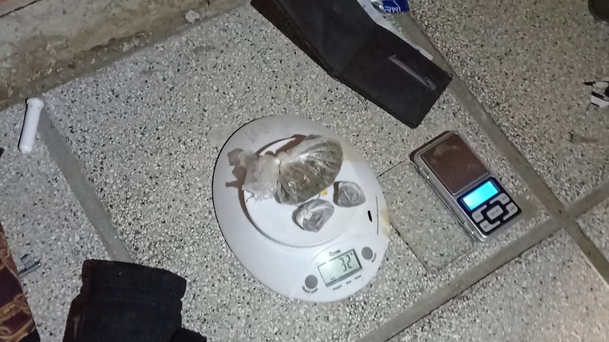 Andaba con 32 gramos de flores de cannabis en el Centro