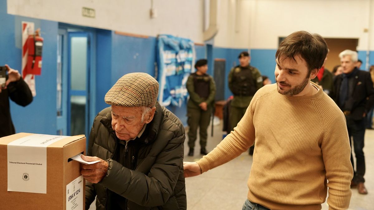 Ignacio Torres votó con sus abuelos en Trelew