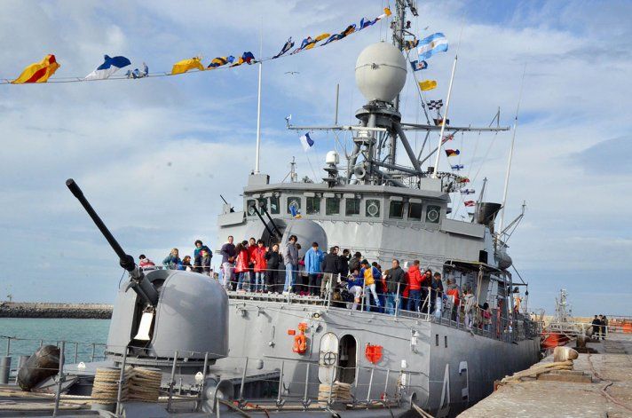 La corbeta Spiro atrajo gran cantidad de visitantes en el puerto de ...