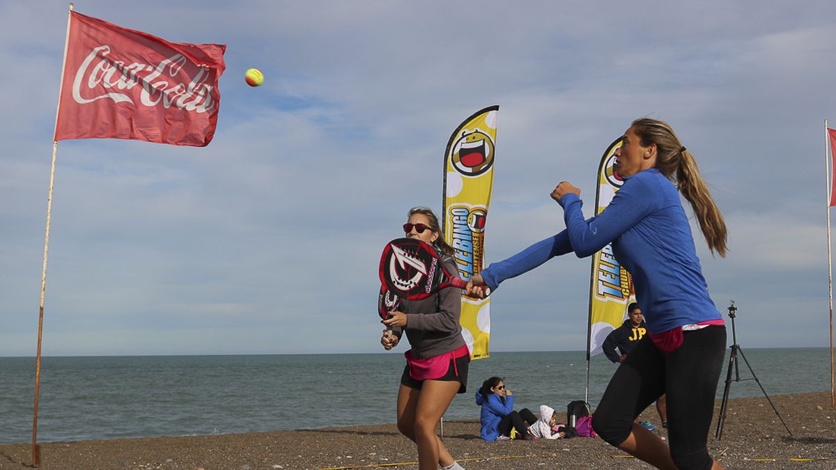 El primer torneo de beach tenis en Playa Unión tuvo gran convocatoria