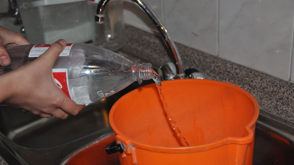 Juntan hasta las últimas gotas de agua en baldes