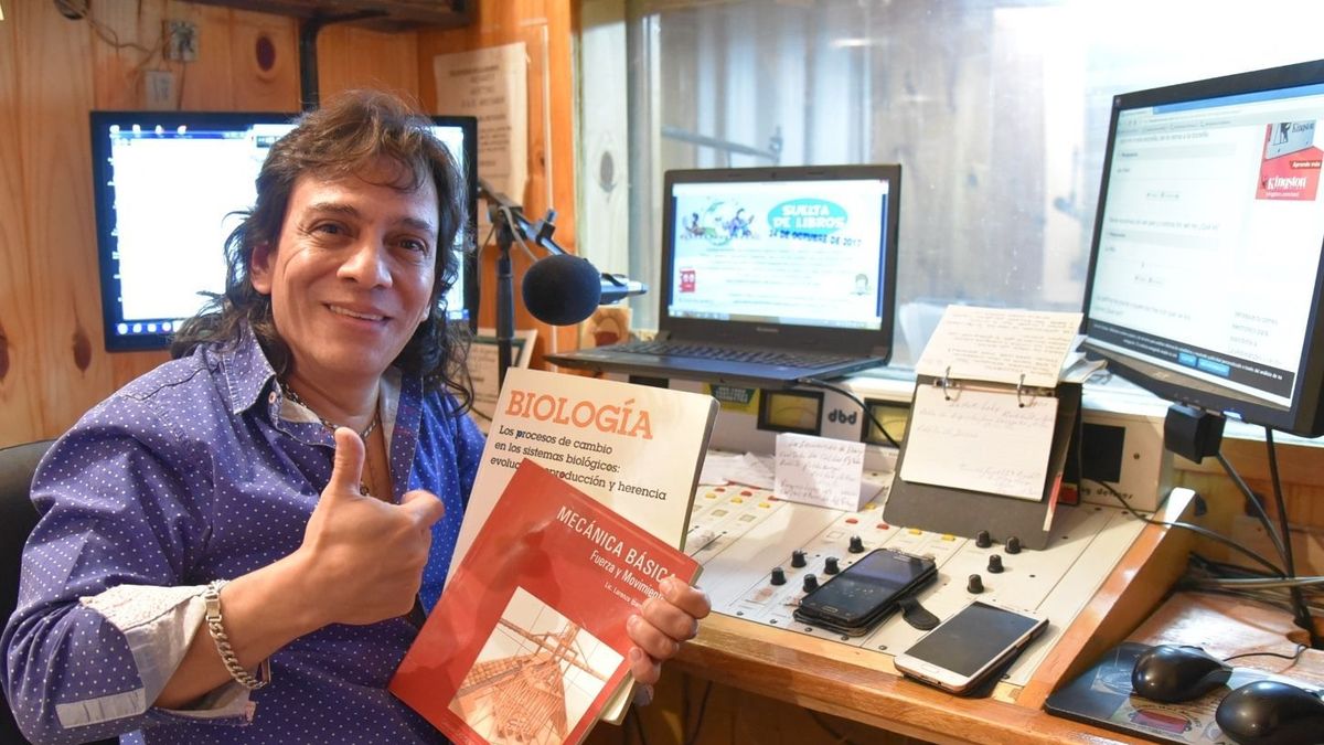 El conductor de un programa de radio propone una suelta de libros