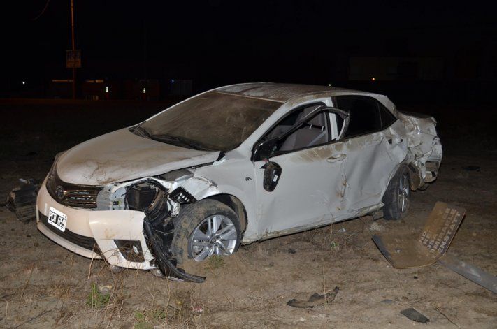 Chocó el auto contra una palma, salió despedido y está muy grave