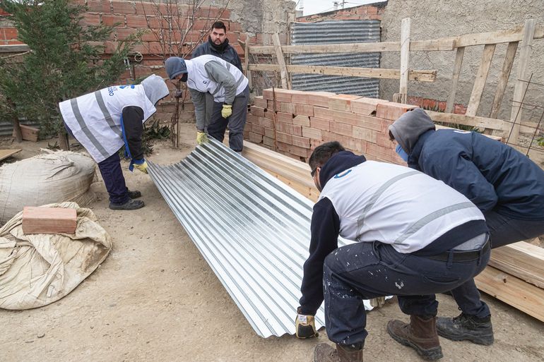 Primeras entregas de materiales a damnificados por el temporal de viento